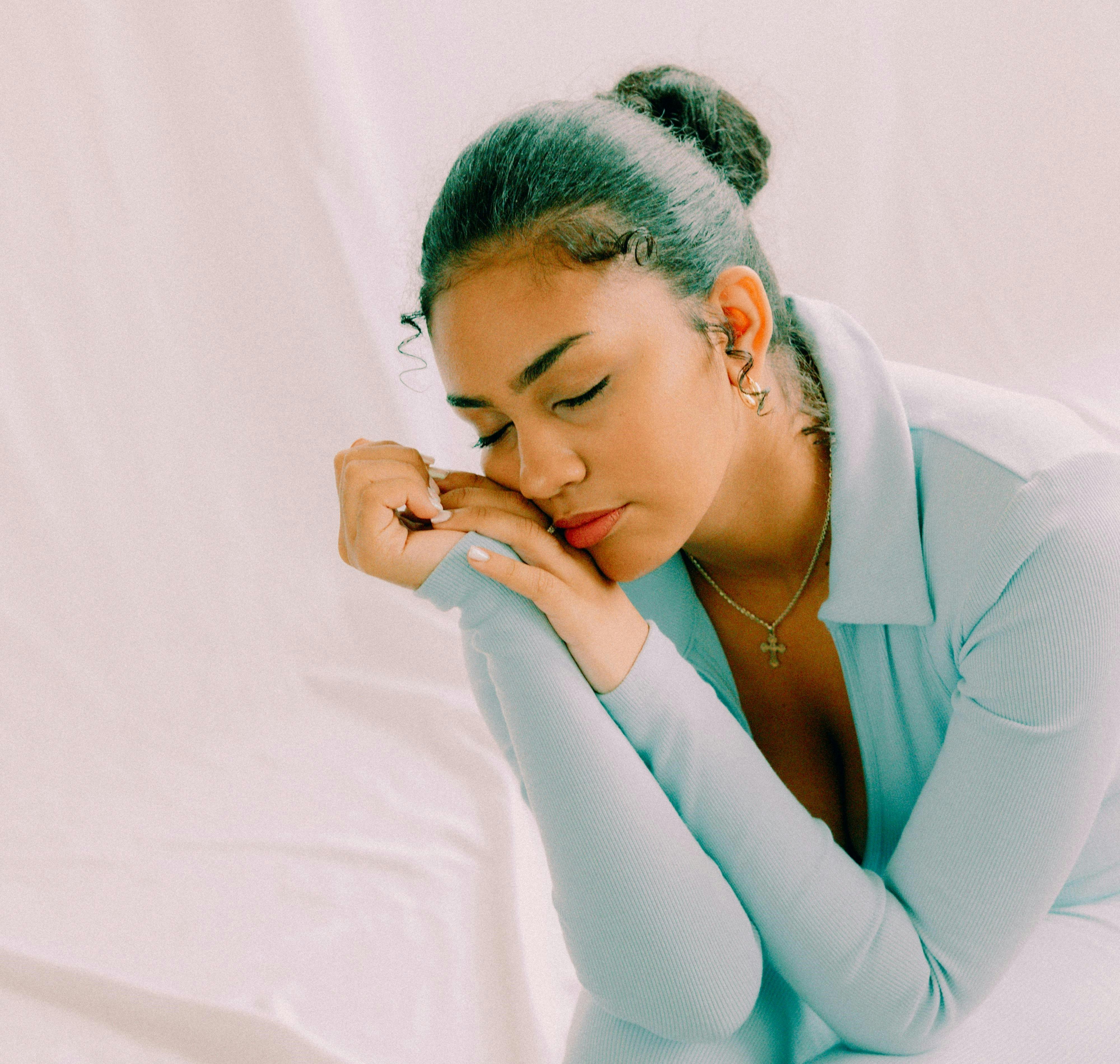 Does Poor Sleep Make You Look Older? The Truth About Skin & Sleep